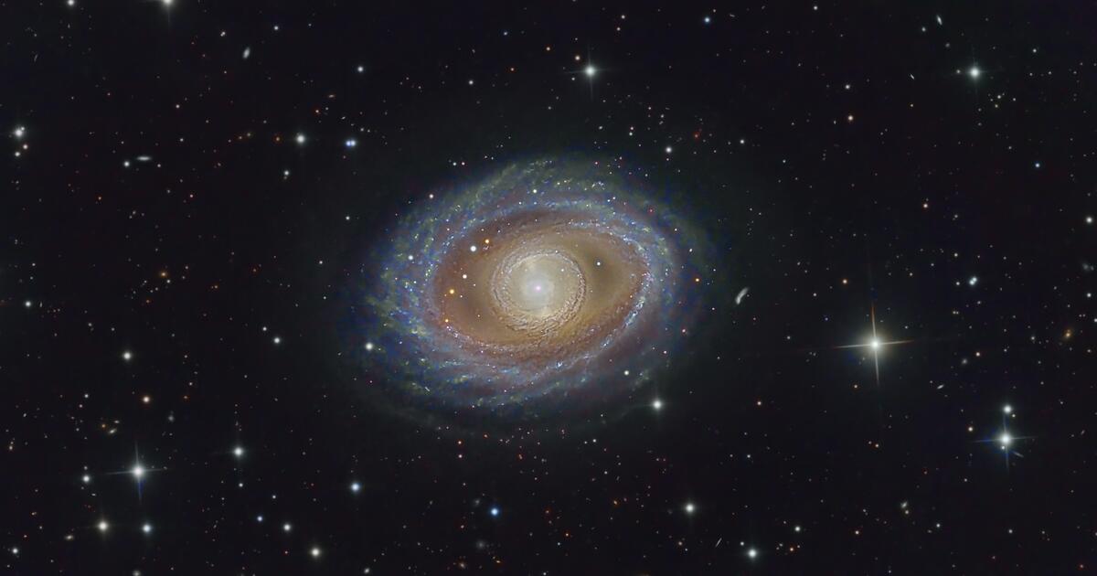 NGC 1398 - barred spiral galaxy in Fornax | Telescope Live